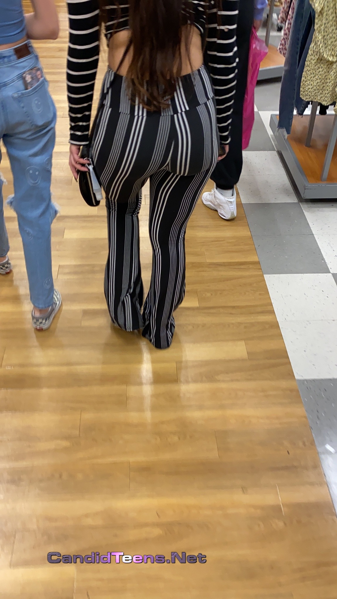 Jiggly Yoga Pants Ass Candid Teens