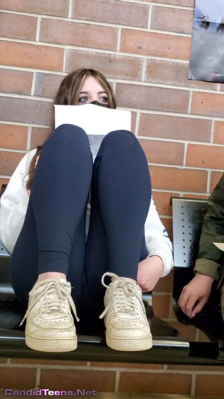 Enjoy her Cameltoe view in tight legging - Candid Teens