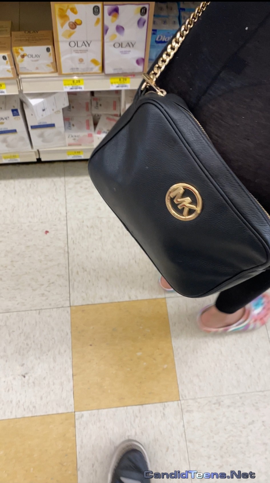 Visible Panty lines candid ass in black leggings - Candid Teens