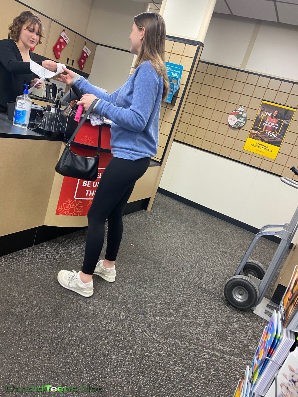 Blonde teen ass in leggings store creepshot - Candid Teens