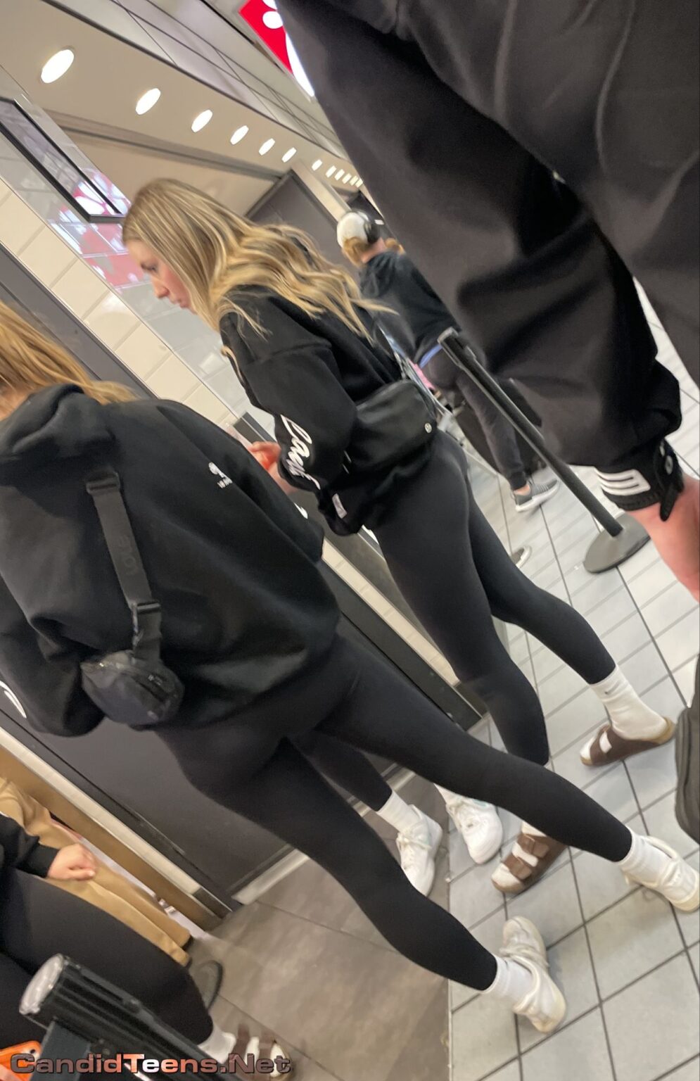 Todays Two sexy candid girls in leggings - Candid Teens