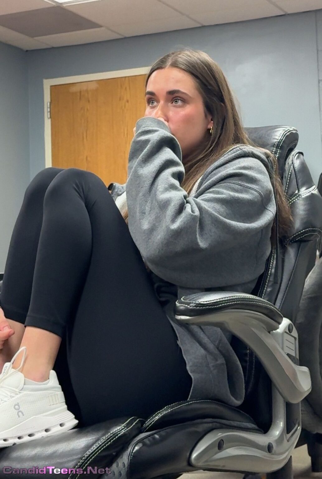 Brunette candid teen in leggings & her social pictures - Candid Teens